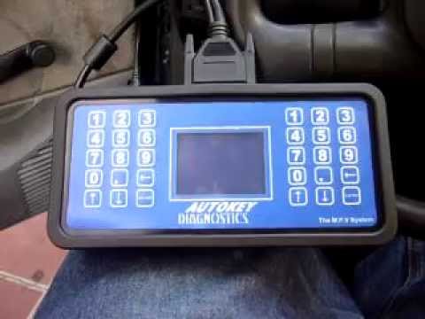 Forma de conectar el AUTOKEY MVP escaner de llaves automotrices. - YouTube
