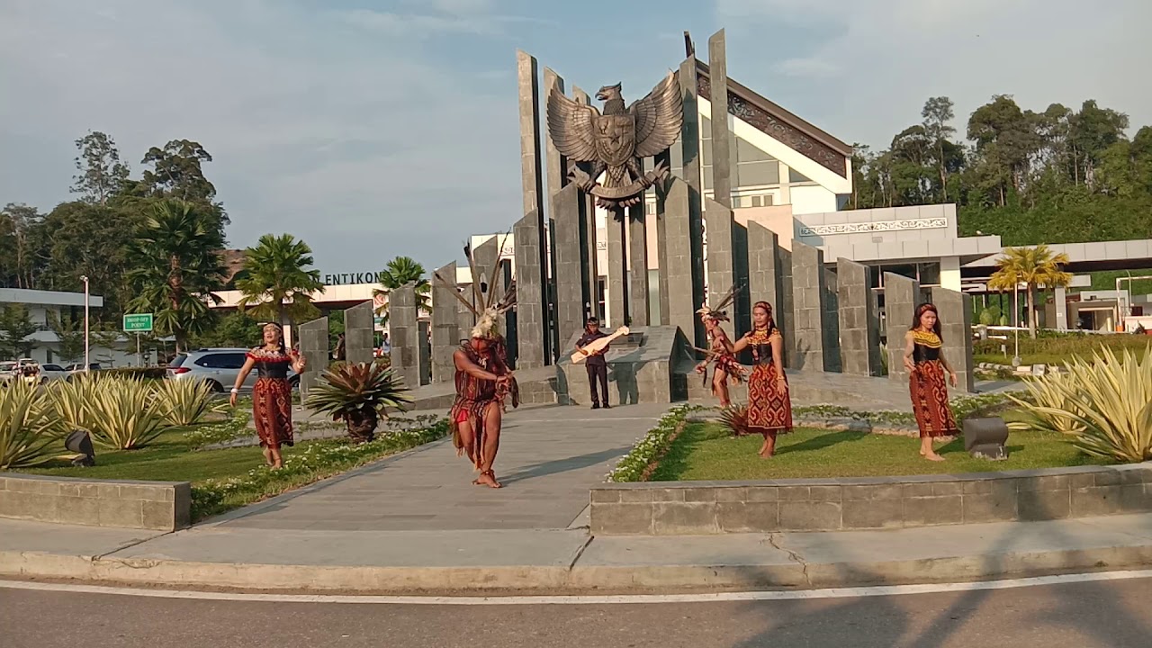 Dayak Dance Croos Border PlBN Entikong - YouTube