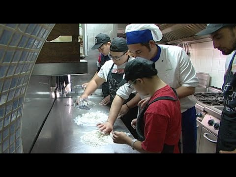 Un corso di cucina per ragazzi diversamente abili - YouTube