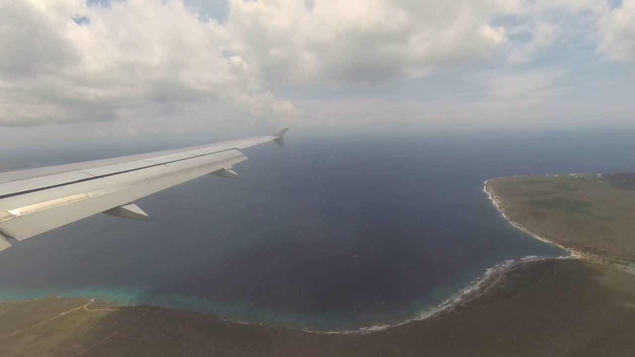 Plane landing at Hato Airport, Curacao - YouTube