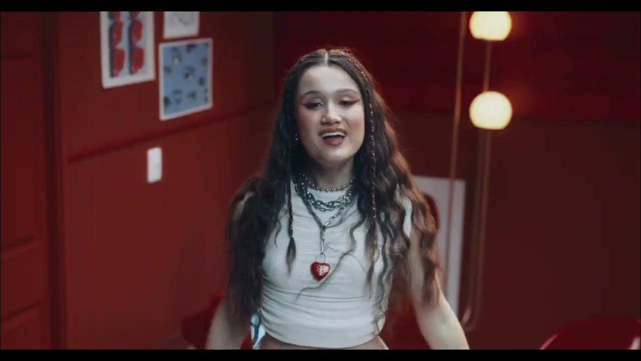 Joaquina lanza su primer sencillo del año, "Escapar De Mi" - YouTube