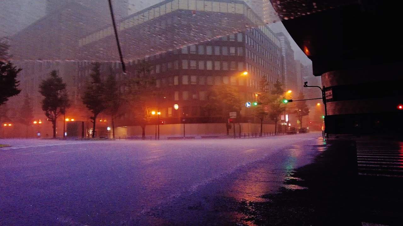 LOUD THUNDERSTORM HEAVY RAIN WALK at DAWN | MIDOUSUJI St. Osaka Japan ...