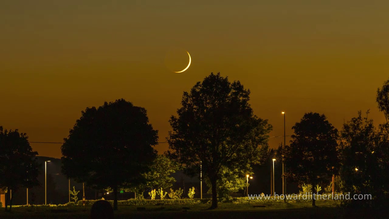 Time lapse of the moon setting over Buckley Common, North Wales - YouTube