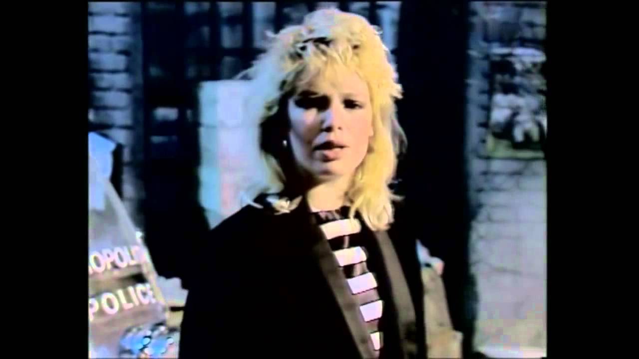 Kim Wilde - Kids In America - YouTube