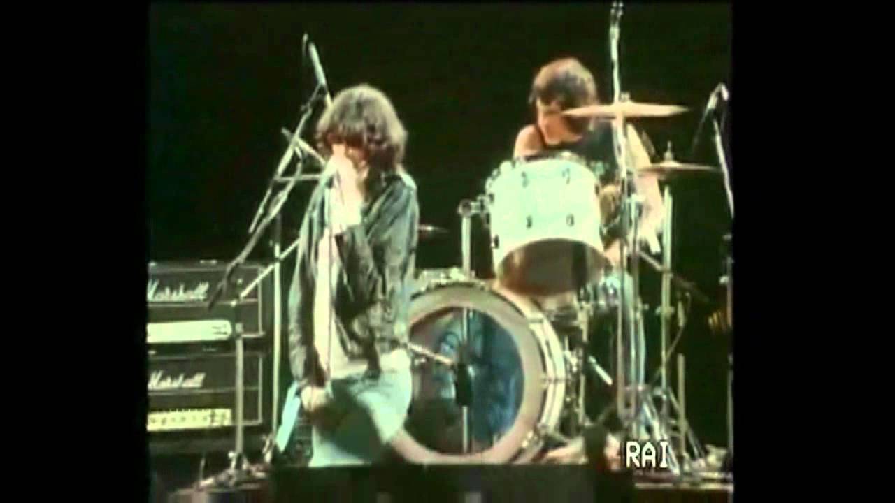 Ramones - Sheena Is A Punk Rocker (live Rome 1980) - YouTube