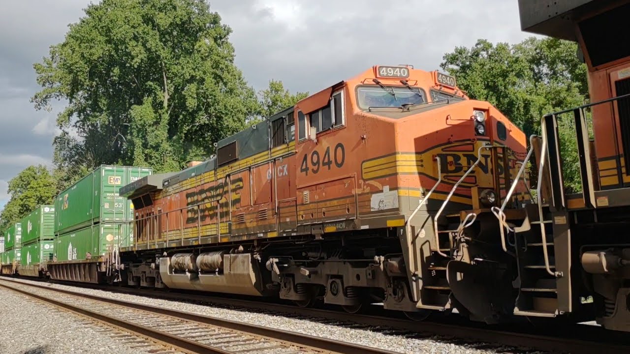 NS 25A with BNSF 8385 and GECX 4940 (ex BNSF) trailing in ...