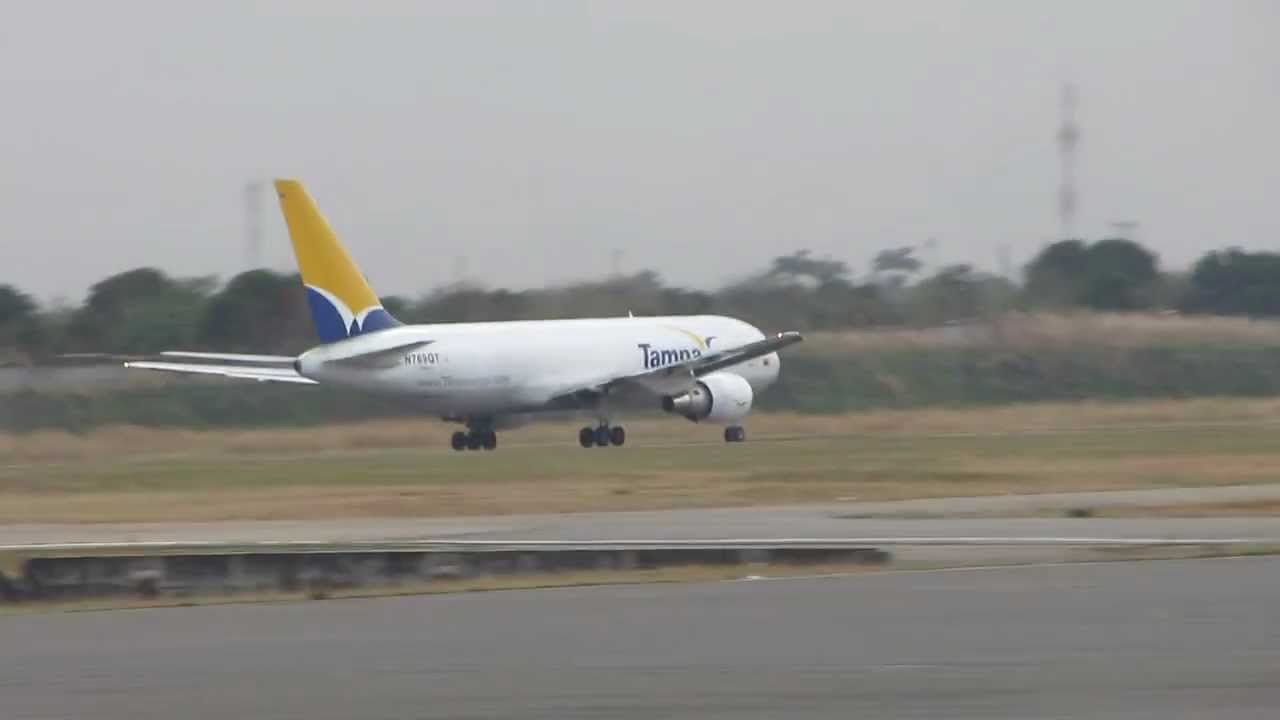 Boeing 767 takeoff - YouTube