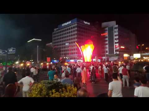 15 07 2016 Tankların araçları ezmesi kızılay meydanından geçişi