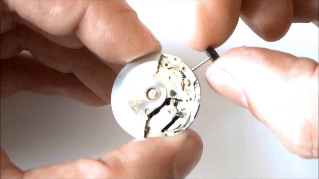ETA 2871 AUTOMATIC MECHANICAL WATCH MOVEMENT BEING MANUALLY WOUND - YouTube