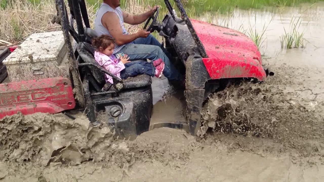 Honda Big Red Mudding at 820 Trails - YouTube