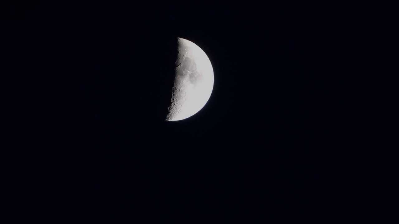 Earth's Moon - Lunar phase: First quarter moon / Halbmond - zunehmender ...