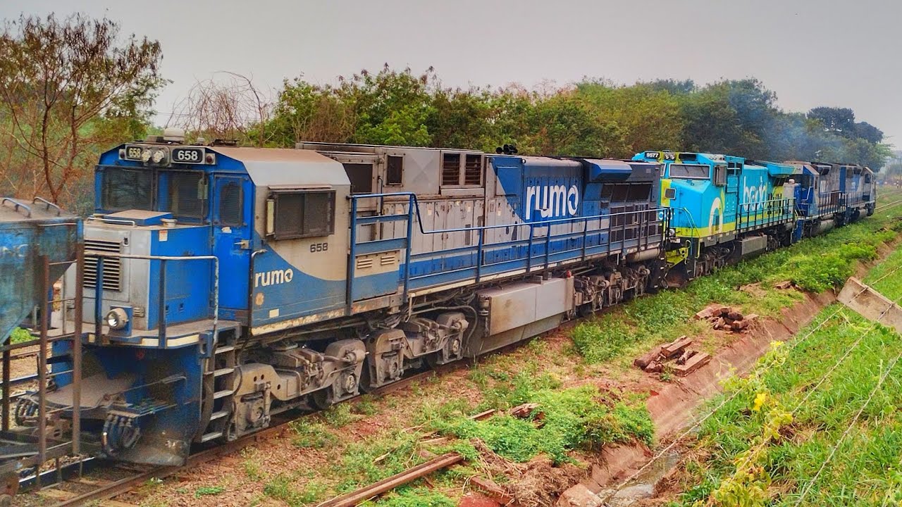 Trem com 4 locomotivas. 2 Sd 40 da Rumo 1 Dash-9 da Brado e uma ES43BBI ...