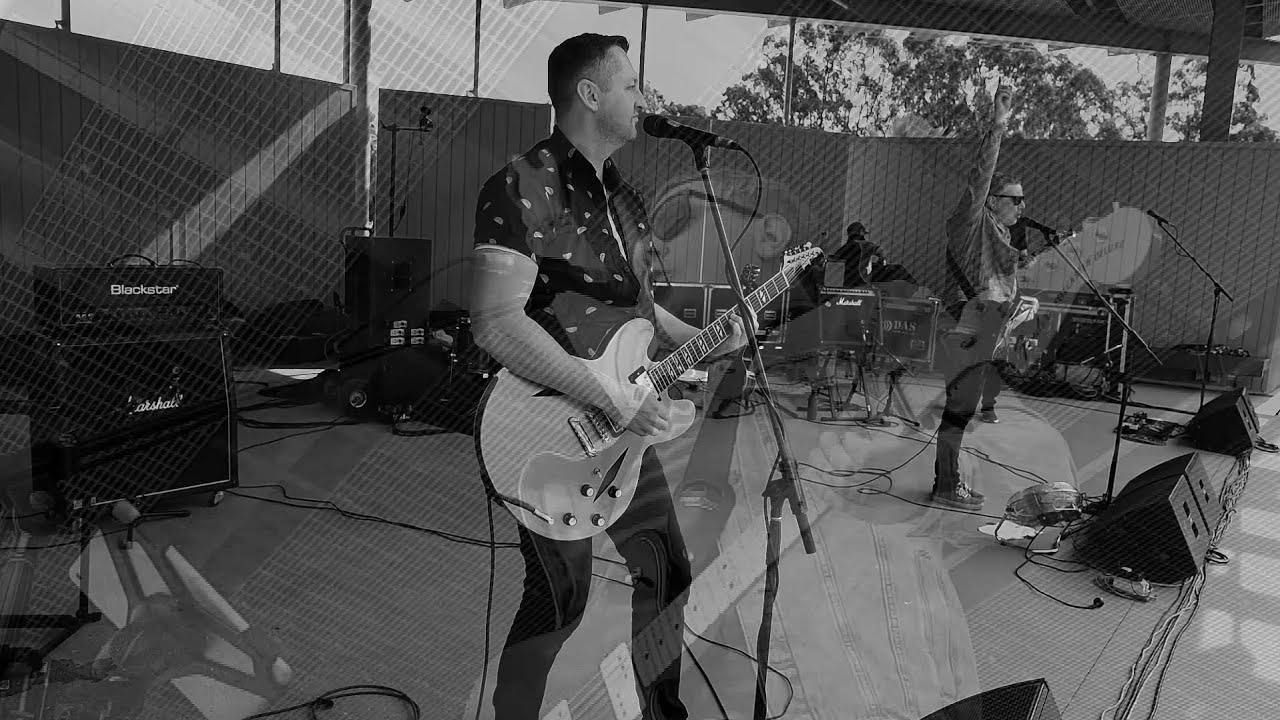 Mr Samsonite - Somebody Told Me (The Killers) - YouTube