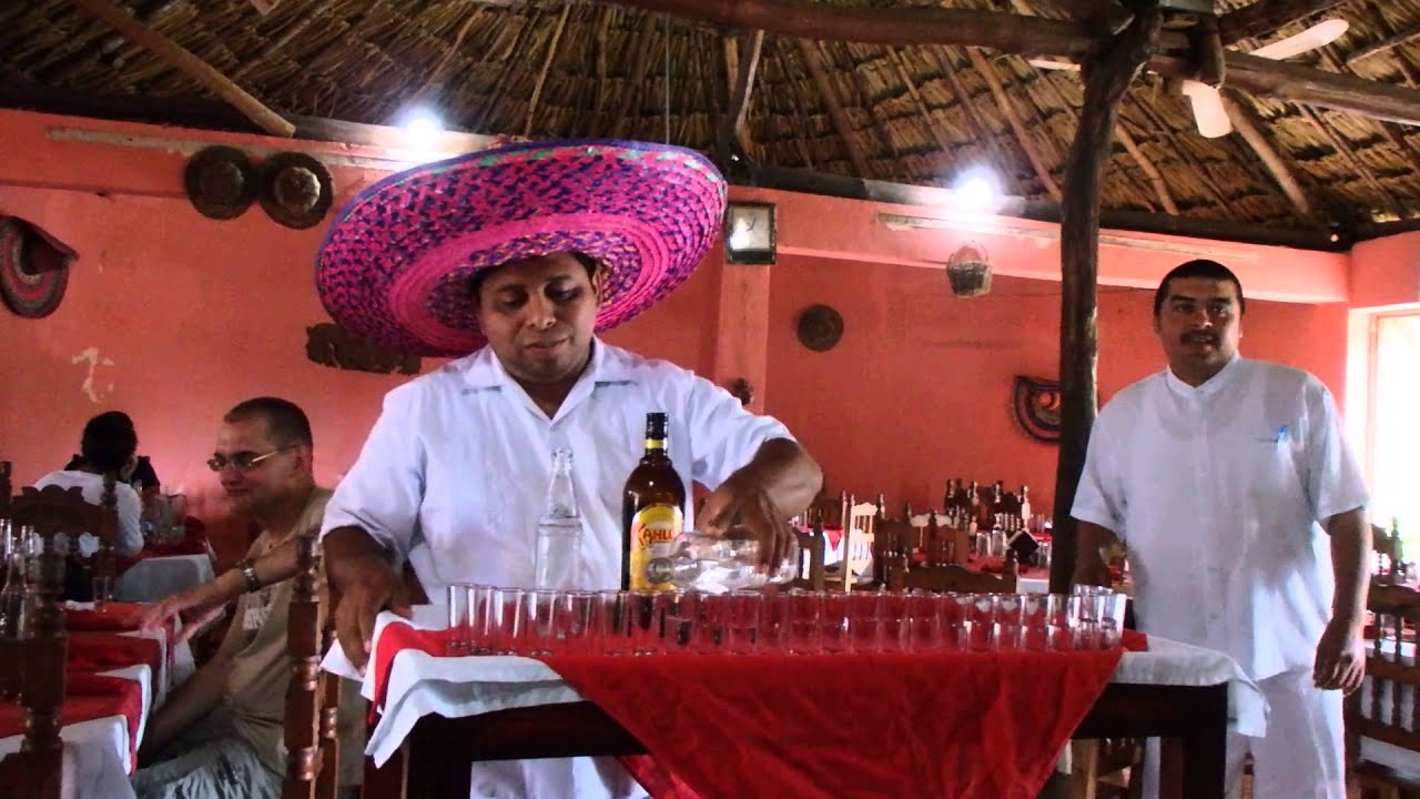 Lustiger mexikanischer Kellner mixt La Cucaracha Cocktail aus Tequila ...