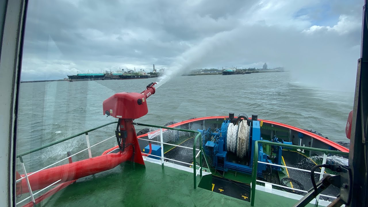 Fire fighting at sea - YouTube