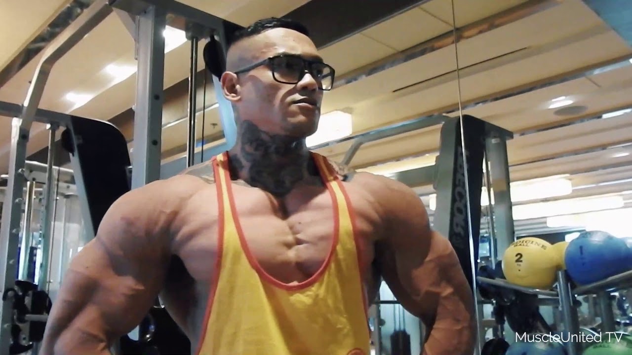 Richard Morilla Gym Workout & Posing - YouTube