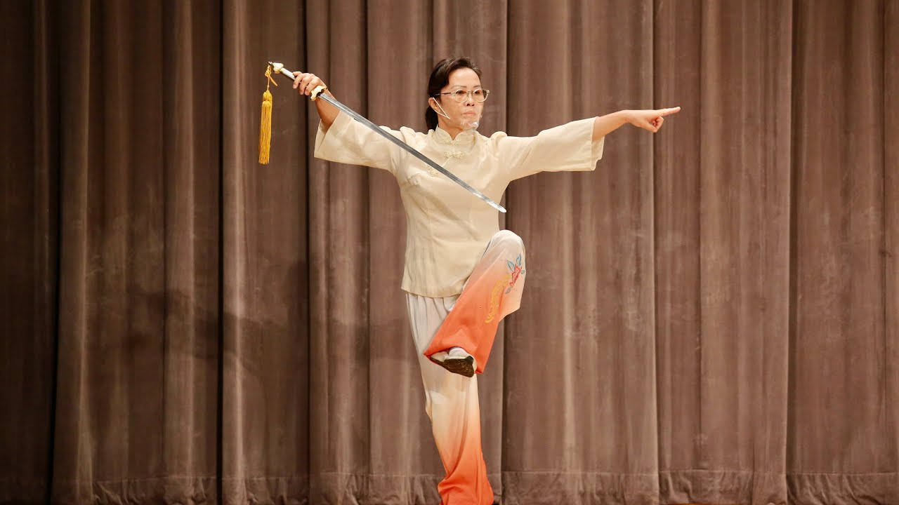 徐鈿英師傅42式太極劍背面示範。Sifu Tsui Tin Ying (42 Tai Chi Sword). - YouTube