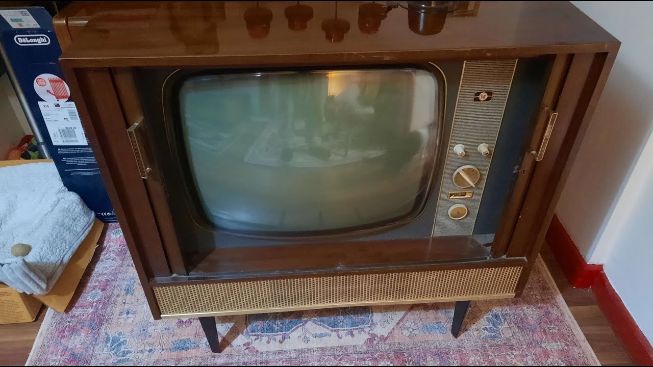 A quick look at a 1964 PYE 14U CRT TV - YouTube