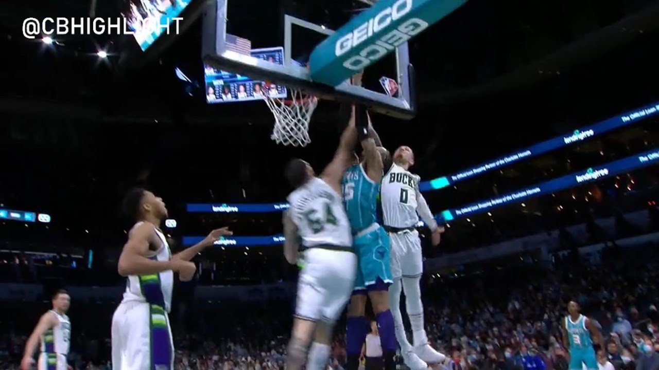 PJ Washington dunks on 2 dude's and hang's to the rim like a minute vs ...