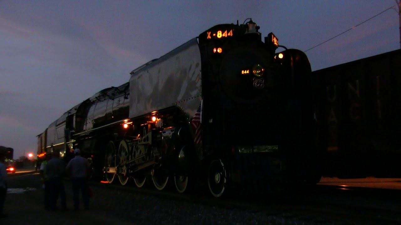 Union Pacific 844 shuts down for the night in Denver. - YouTube