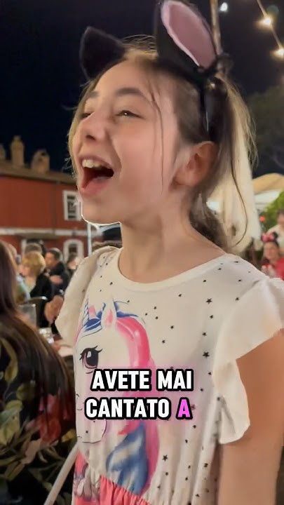 Cantare a squarciagola senza preoccuparsi dei giudizi altrui è la cosa ...