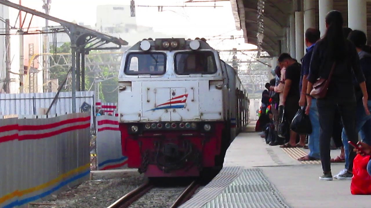 Ka gumarang berjalan langsung stasiun jatinegara - YouTube