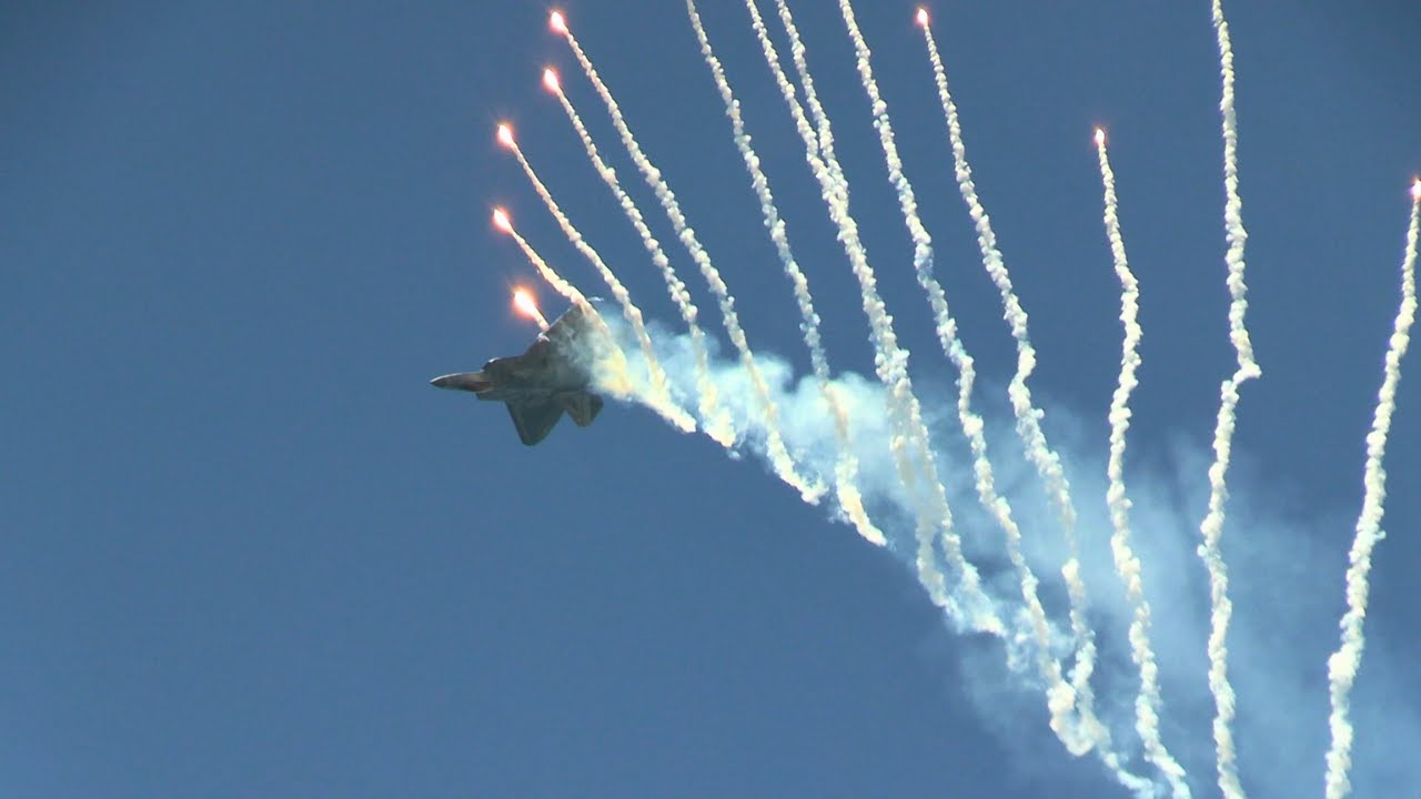 F-22 Raptor dumping flares over Cleveland Airshow - YouTube