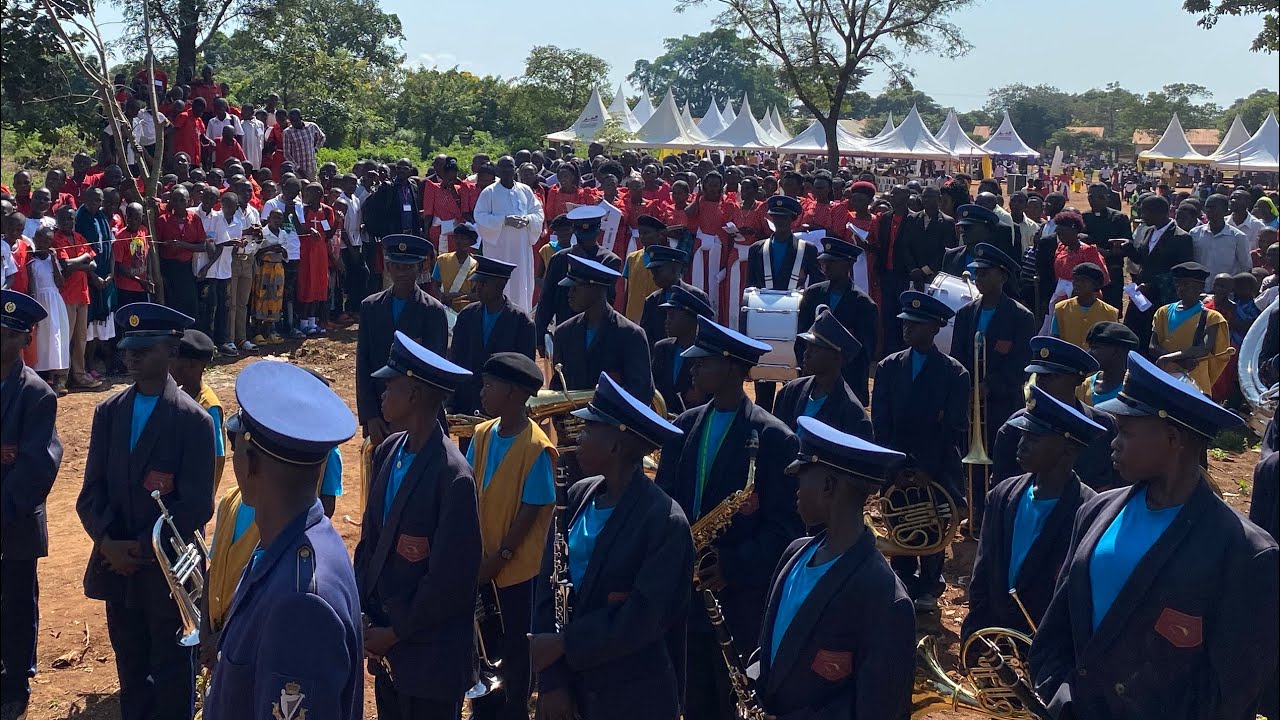 Marching with the Cross and the image of the Blessed Virgin Mary in ...