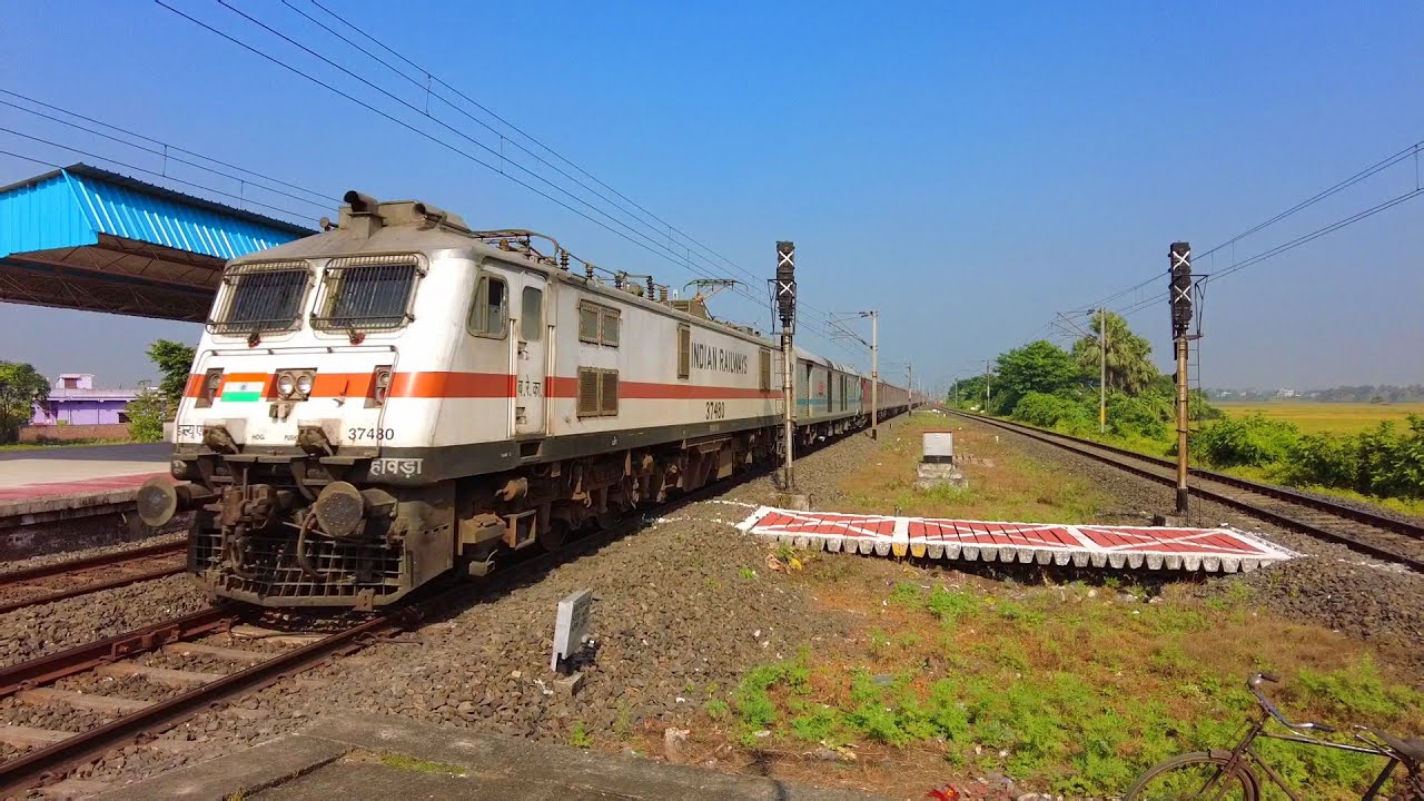Sealdah new delhi superfast And Purba express Runs in a busy gate - YouTube