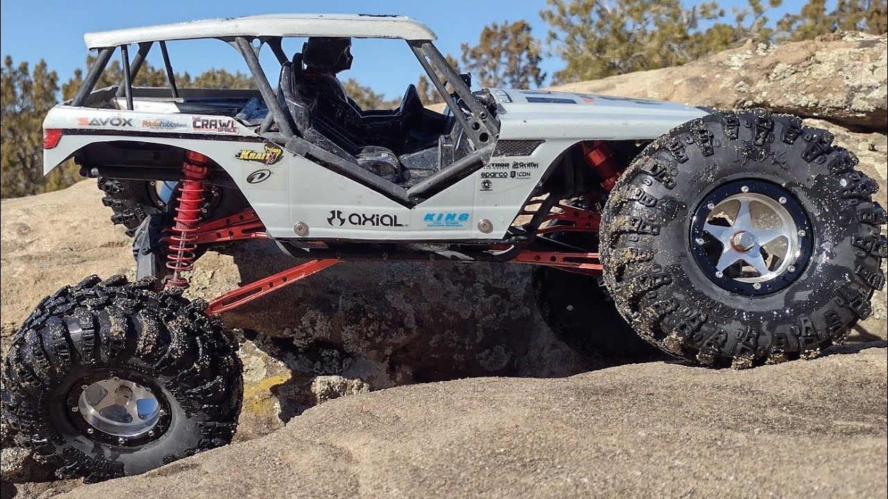 Axial Wraith Spawn rollin in the snow!! - YouTube