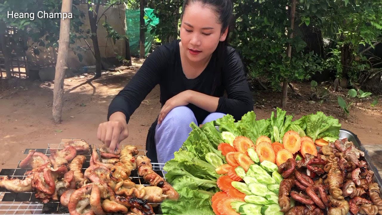 Yum Yum ! Make and eat Roasted pig intestine with Pro hok sauce recipe ...