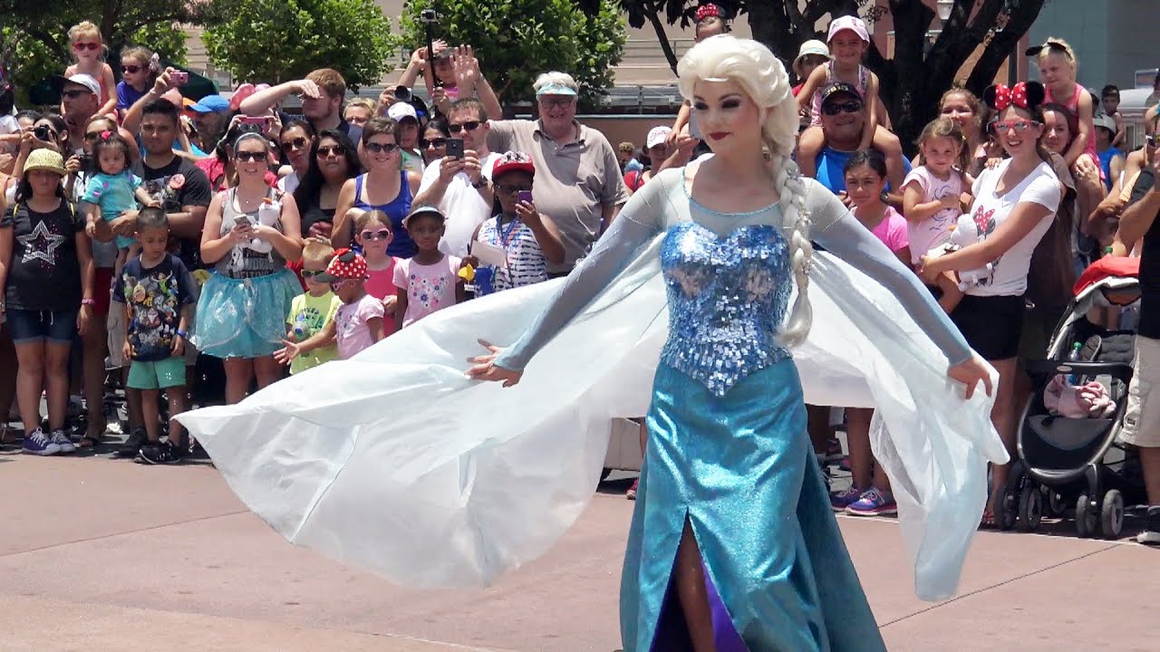 FROZEN ROYAL WELCOME Parade - Anna, Elsa, Kristoff & Olaf - FROZEN ...
