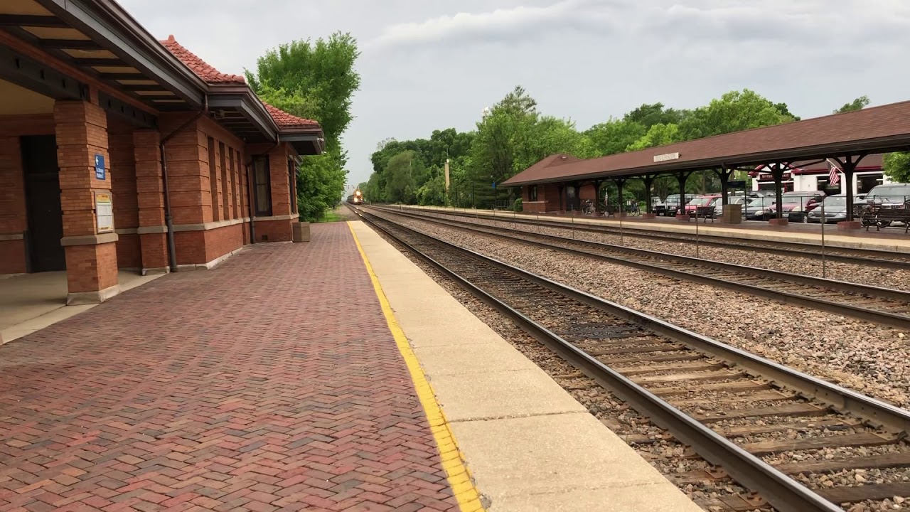 Inbound Metra 113 Express Passing Riverside IL - YouTube
