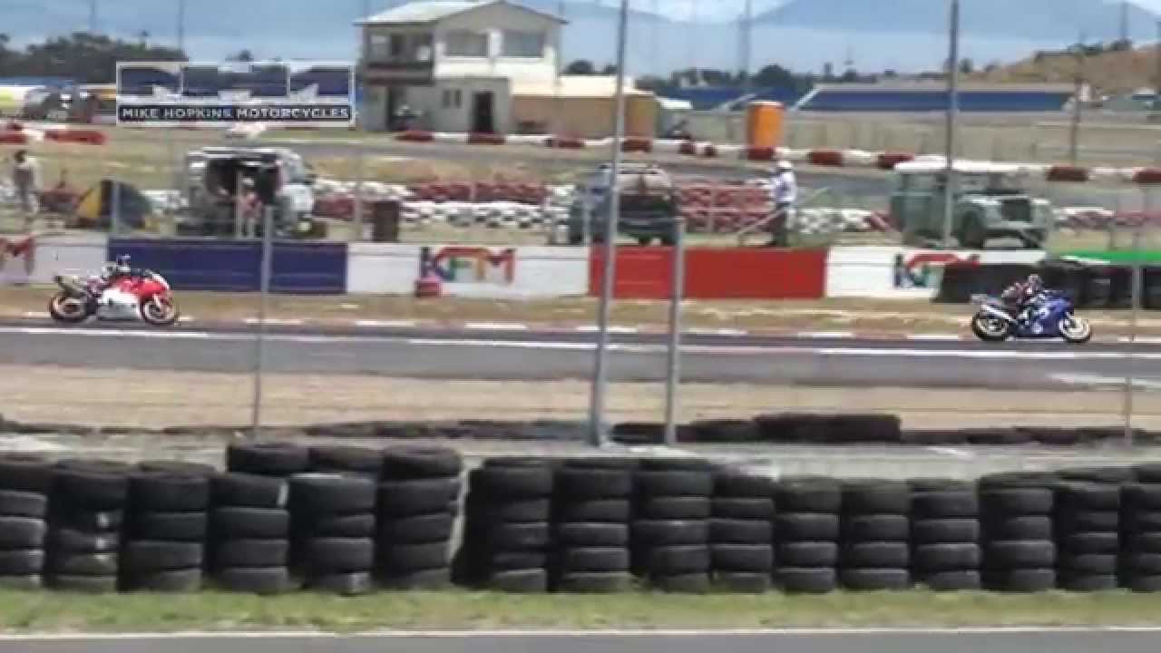 Mike Hopkins Classic Bikes "07 November 2015" Race 1 - YouTube