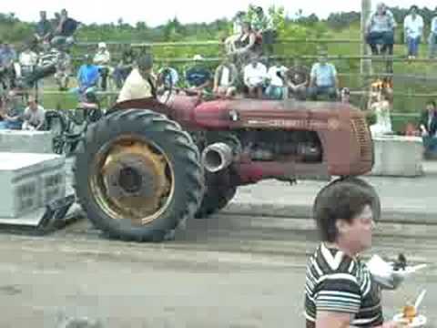 Cockshutt 40 tractor pulling - YouTube