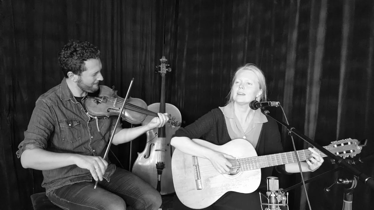 "En bekendt", Sara Grabow & Bjarke Falgren - YouTube