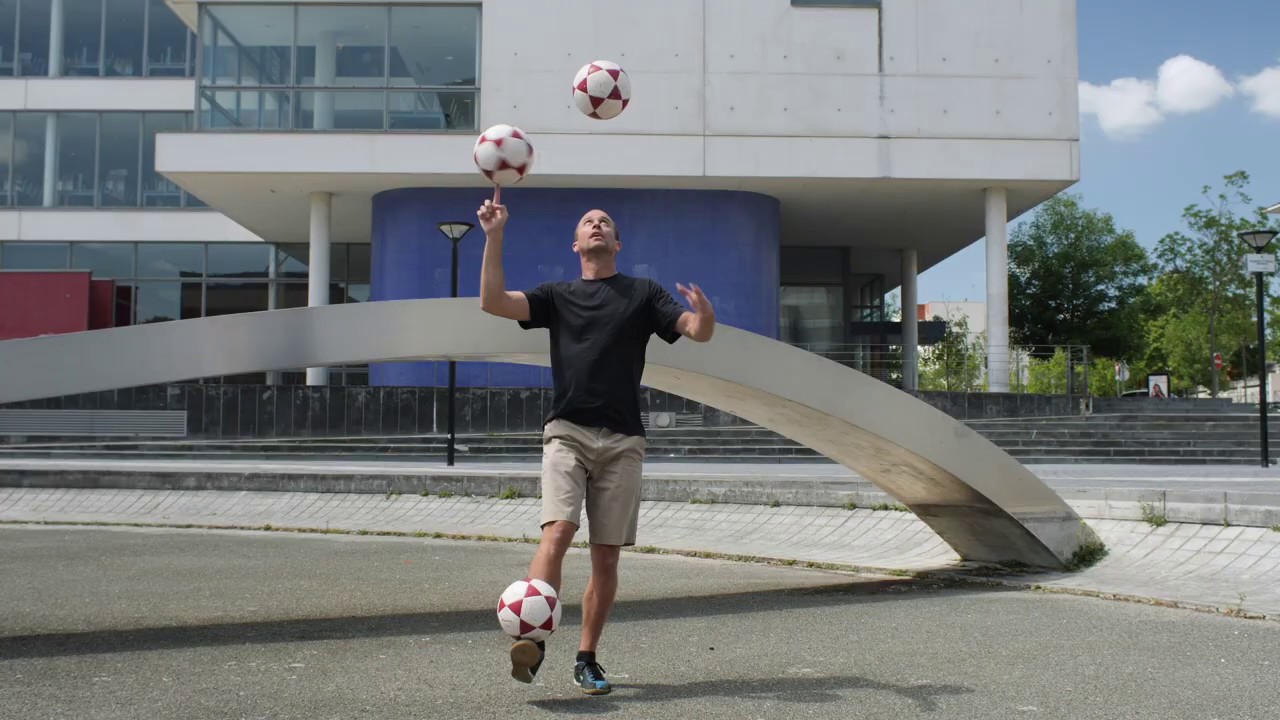 Street Juggling part.2 - YouTube