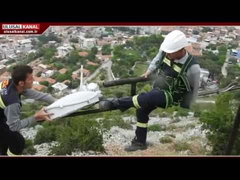 Atatürk portresinin lambaları sürekli kırılıyor