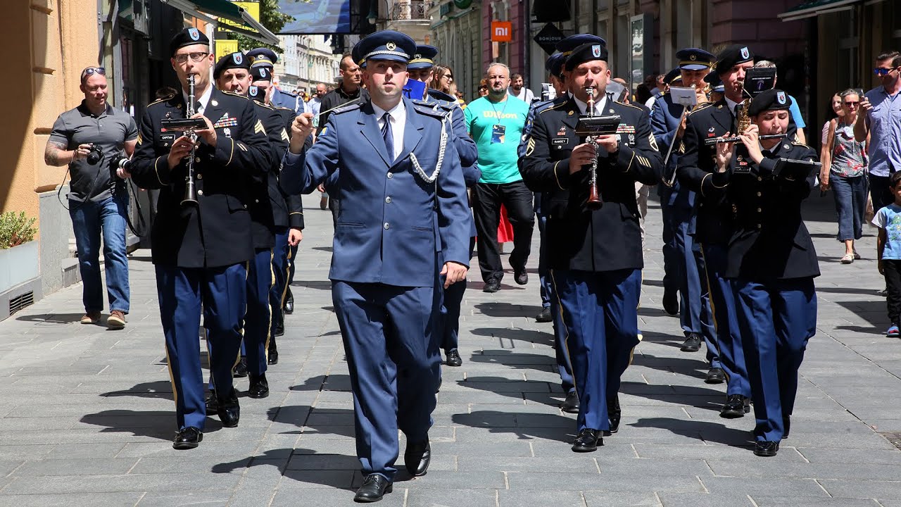 Defile vojnih orkestara OSBiH i američke vojske kroz centar Sarajeva ...