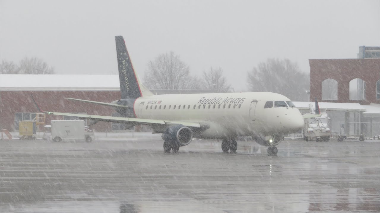 Republic Airways Embraer E175LR (N402YX) | Roanoke Regional Airport ...