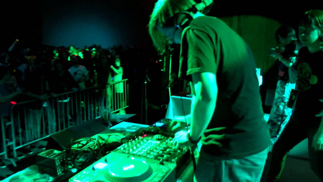 OhayoCon 12 Rave - DJ Z3R0 - YouTube