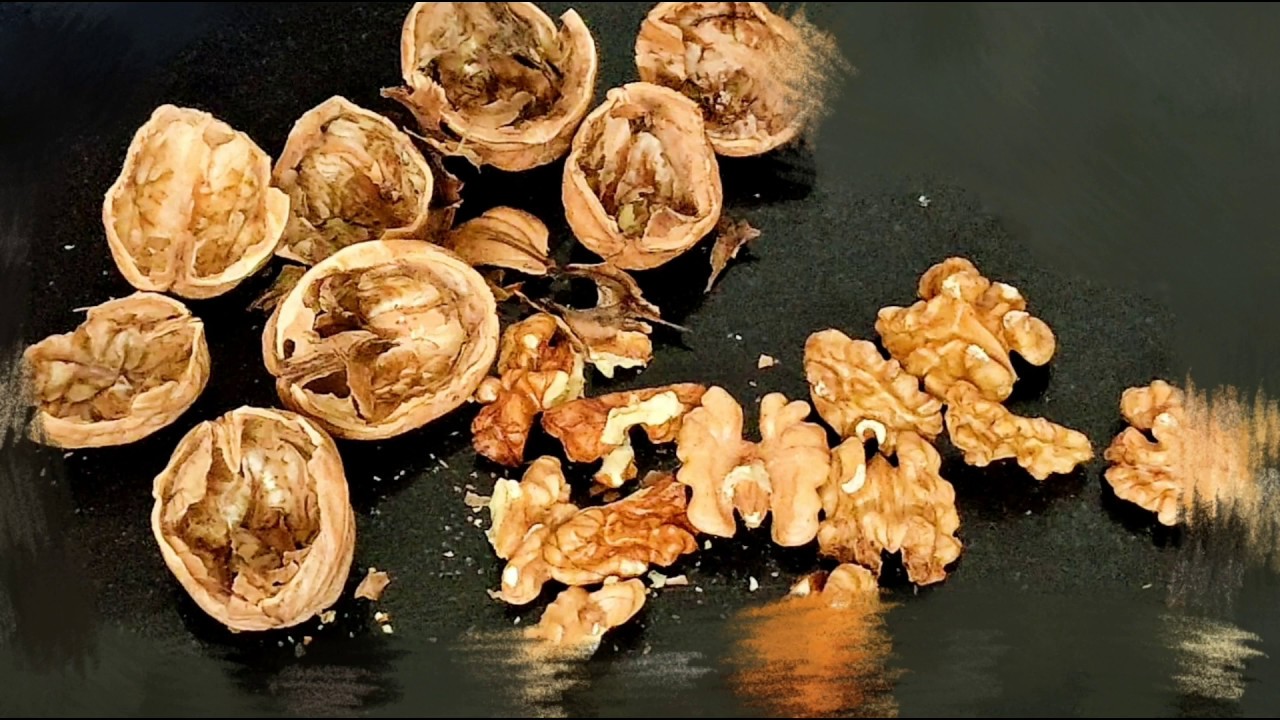 How to open a walnut shell | अखरोट तोड़ने का सबसे आसान तरीका - YouTube