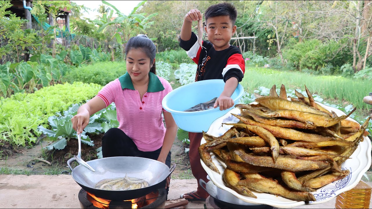 Mommy and son cook yummy crispy fried fish / Seyhak like fried fish so ...