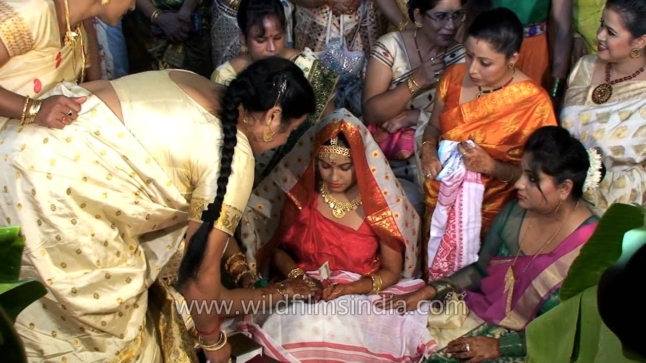 Showering the bride with gifts: Assamese 'Juron' in a wedding - YouTube