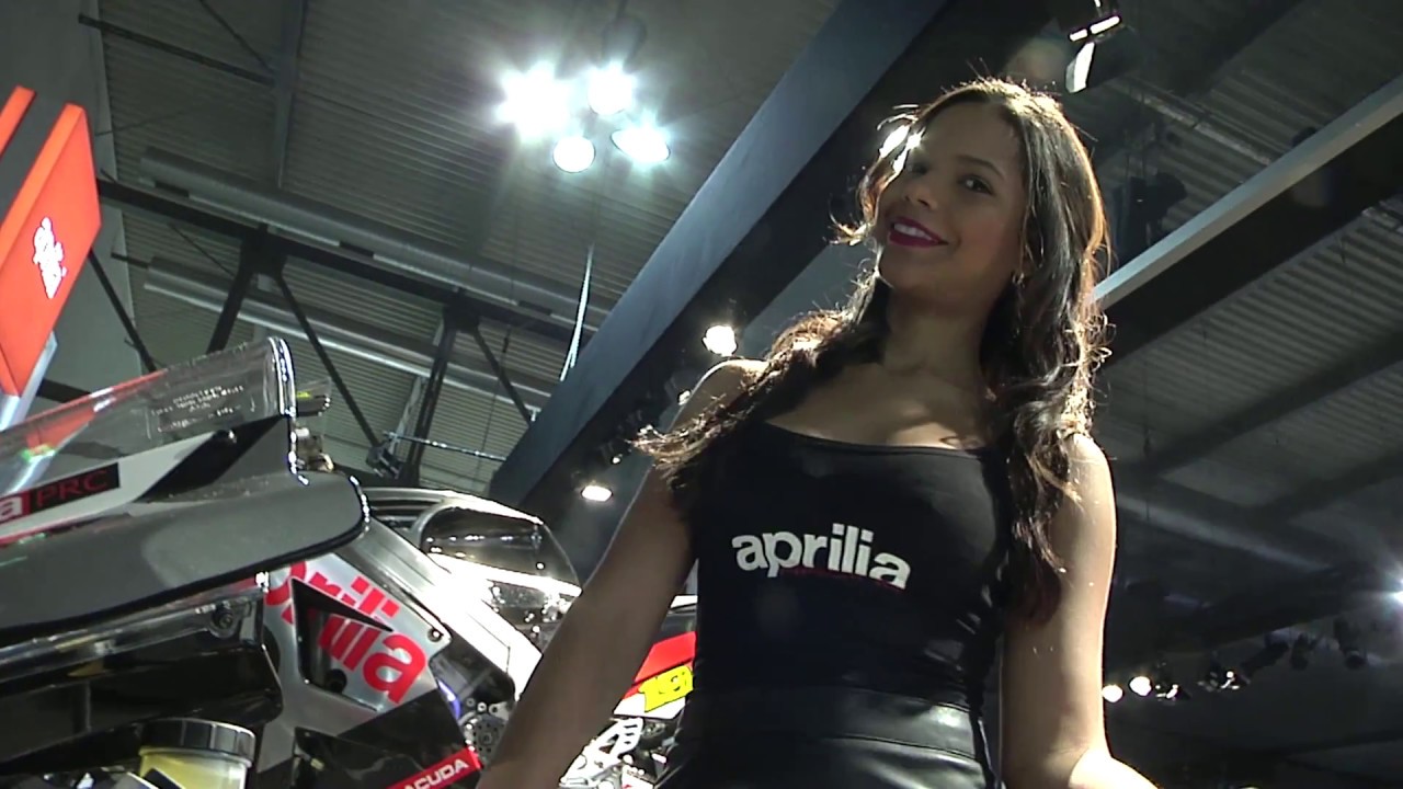 Aprilia 2016 RSV4 RF-RFW babe HD @EICMA 2015 - Nieuwsmotor.nl - YouTube