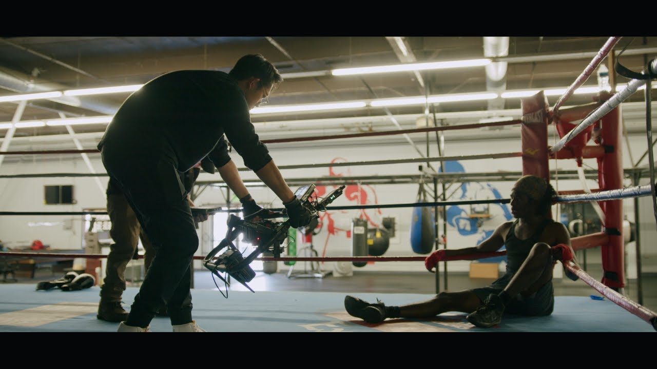 【专业电影运镜教学】第二集：后拉运镜 Dolly Out｜Nick and Ezzi - YouTube