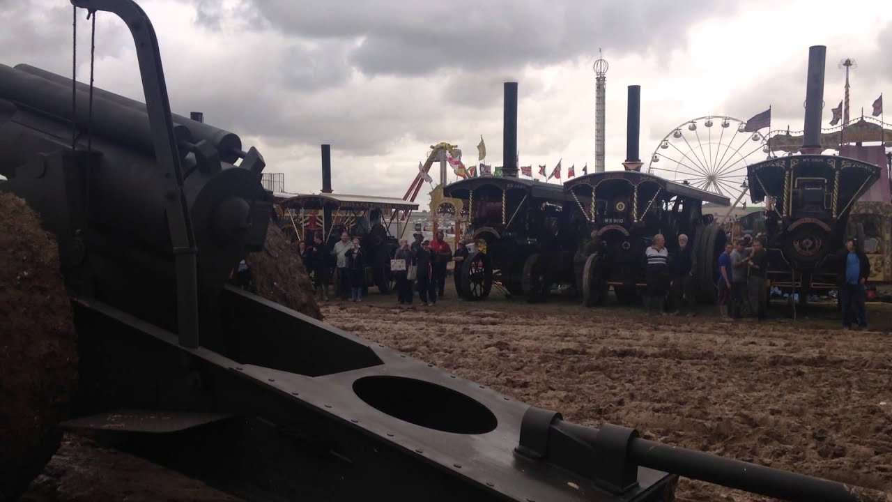 WW1 Gun Tractor Pulls a Replica Howitzer Gun at GDSF - YouTube