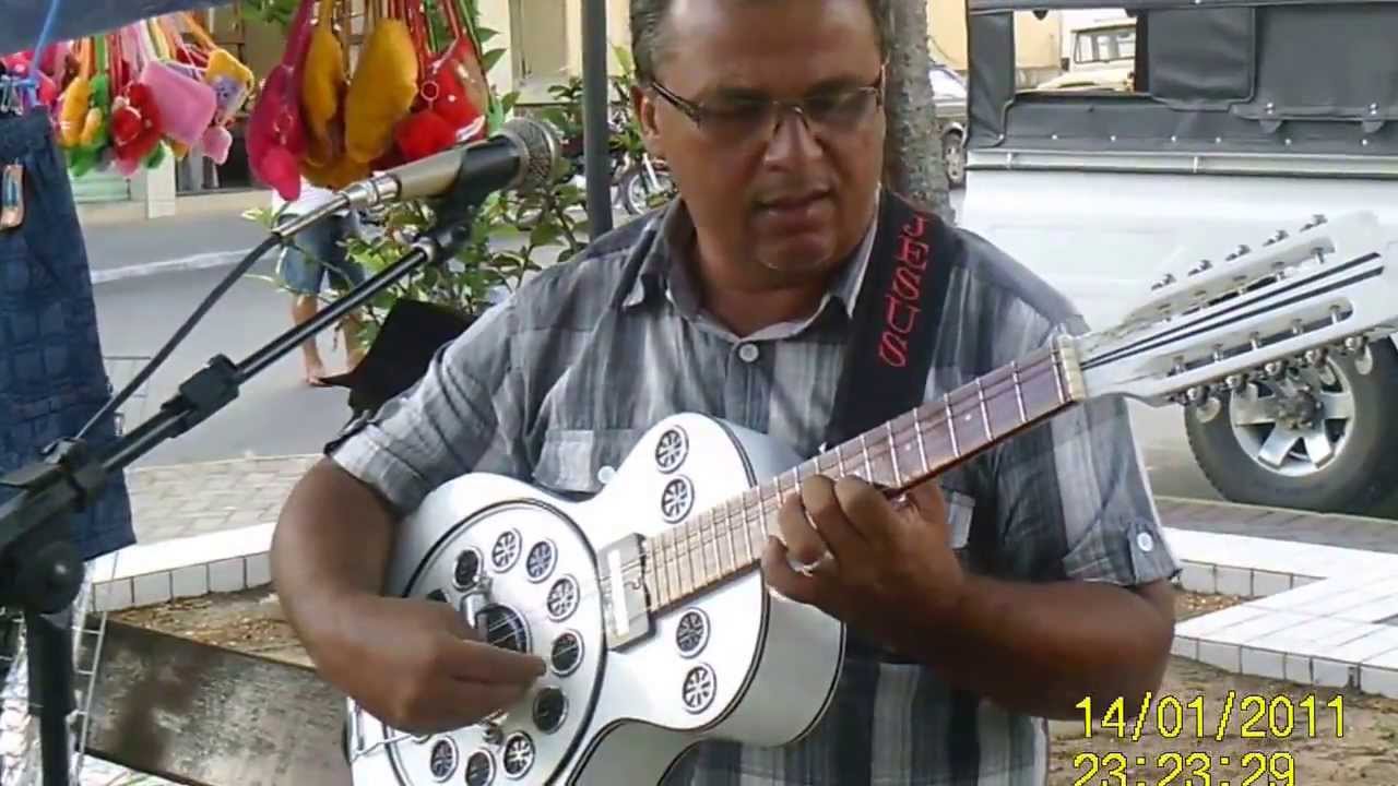 Poeta Jose Alves Cantando uma linda canção em nome de Jeus na praça em ...