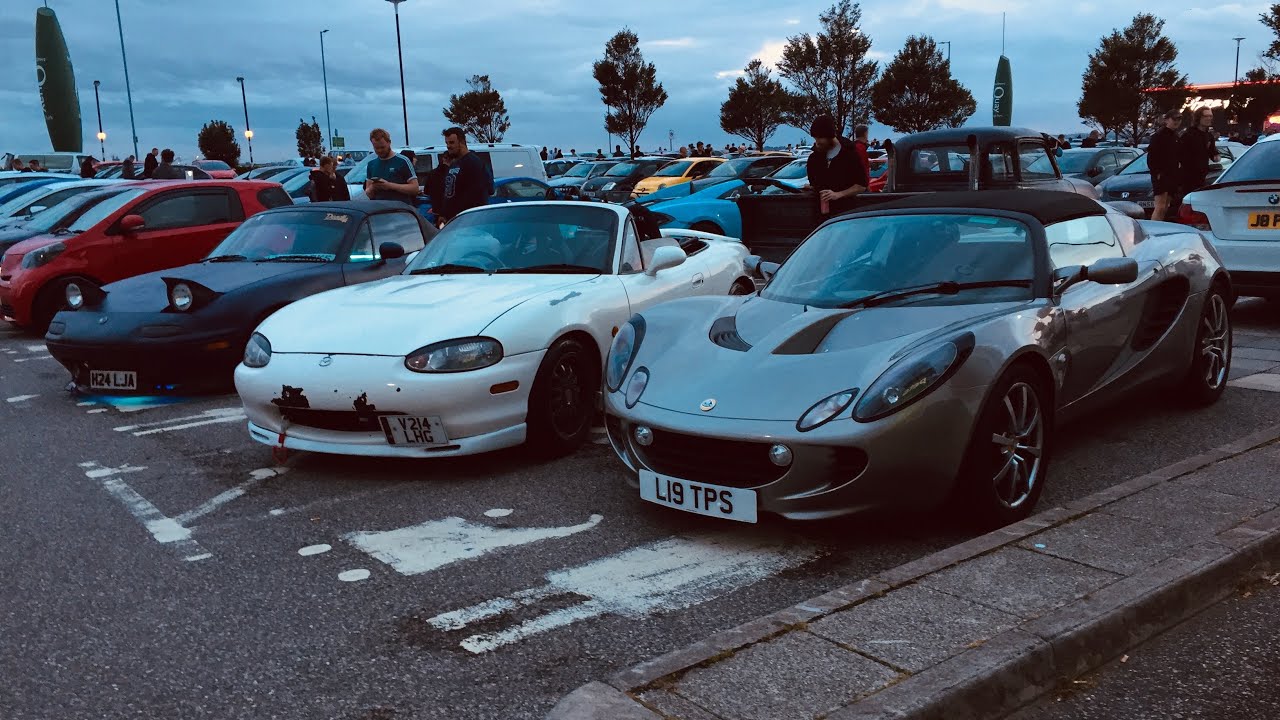 MX-5 chasing in a Lotus Elise in Hull leaving KANS meeting - YouTube