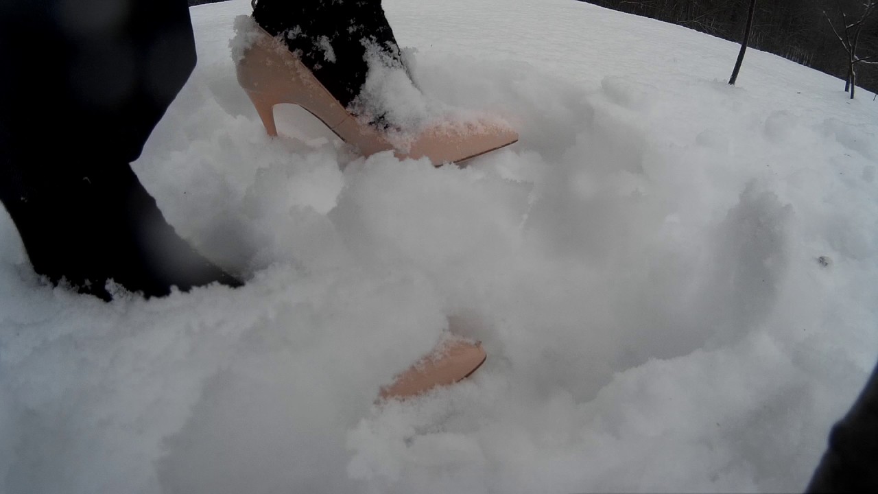In high heels on snow, shoeplay/ На высоких каблуках по снегу - YouTube